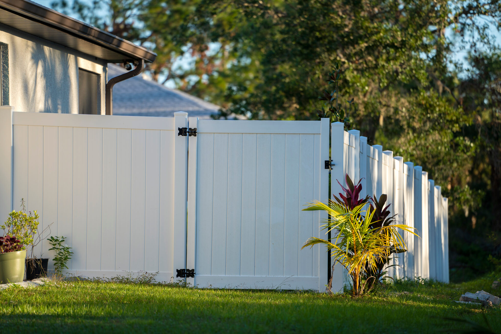 Common HOA Regulations For Privacy Fences | Expert Guide